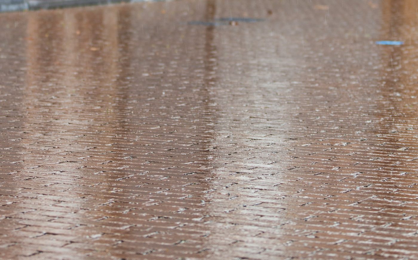 Versickern statt versiegeln: mit wasserdurchlässigen Pflasterflächen